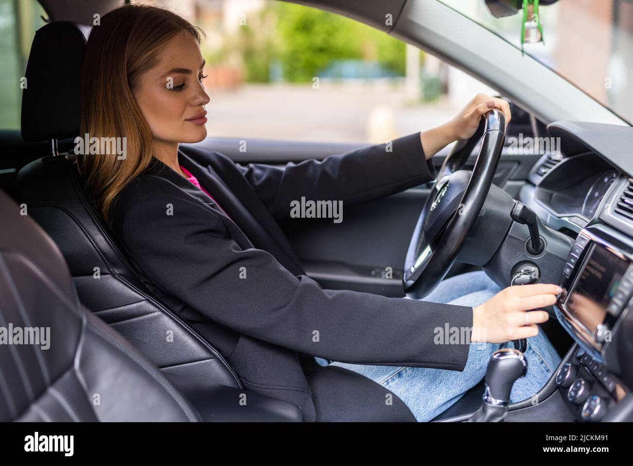 Woman motorist changing hi-res stock photography and images - Alamy