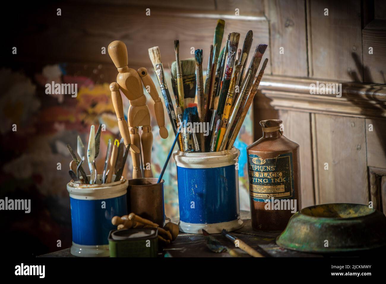 Wooden artists palette colorful hi-res stock photography and images - Alamy