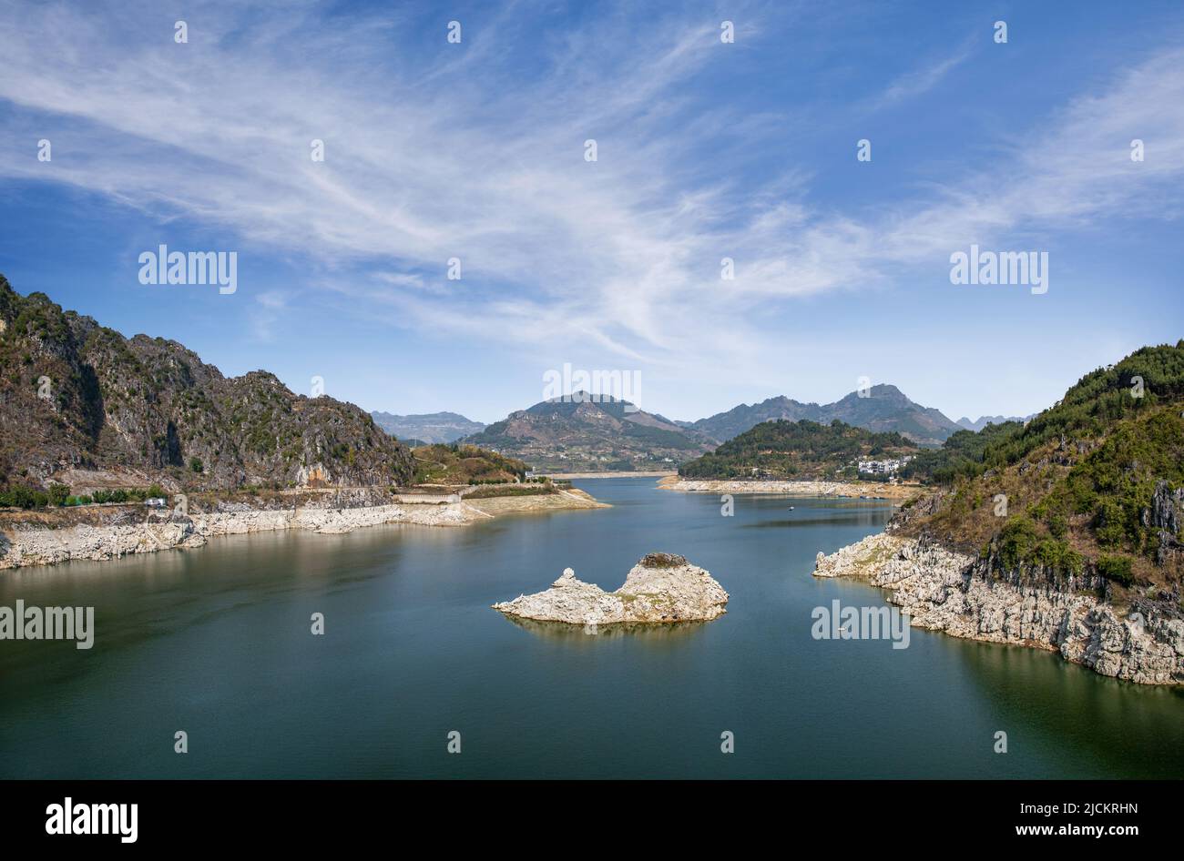 Lakes and water features hi-res stock photography and images - Alamy