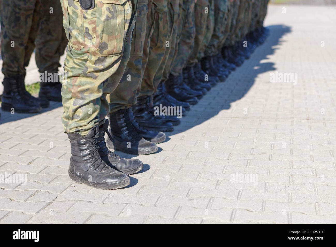 Row of soldiers hi-res stock photography and images - Alamy