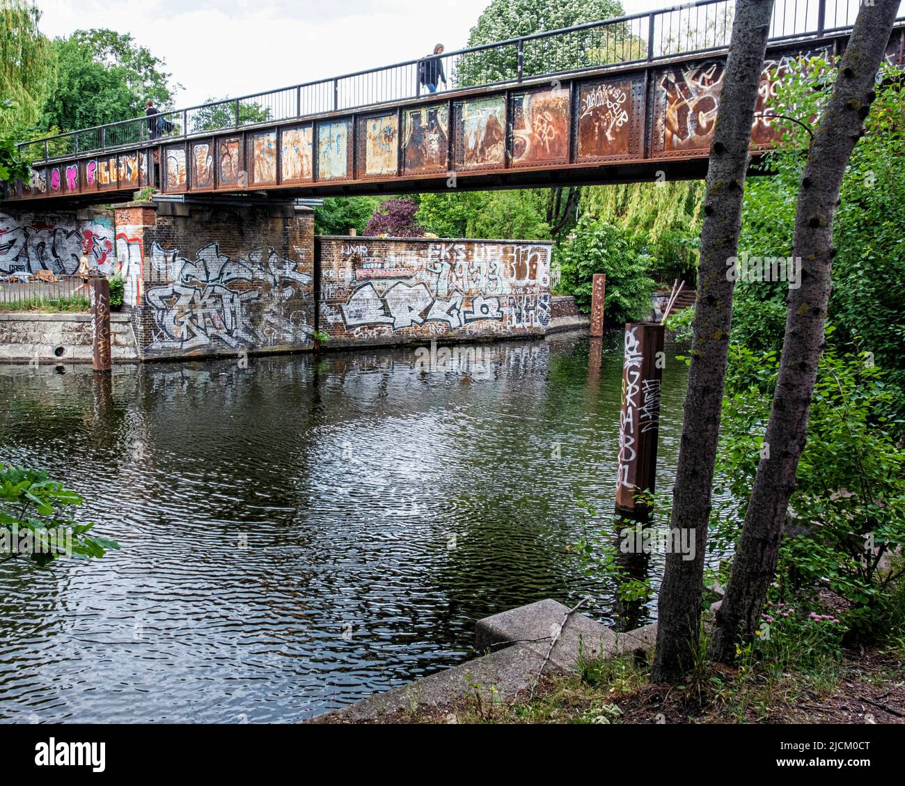 Gorlitzerbrücke over Landwehr Canal connects Kreuzberg & Alt-Treptow ...