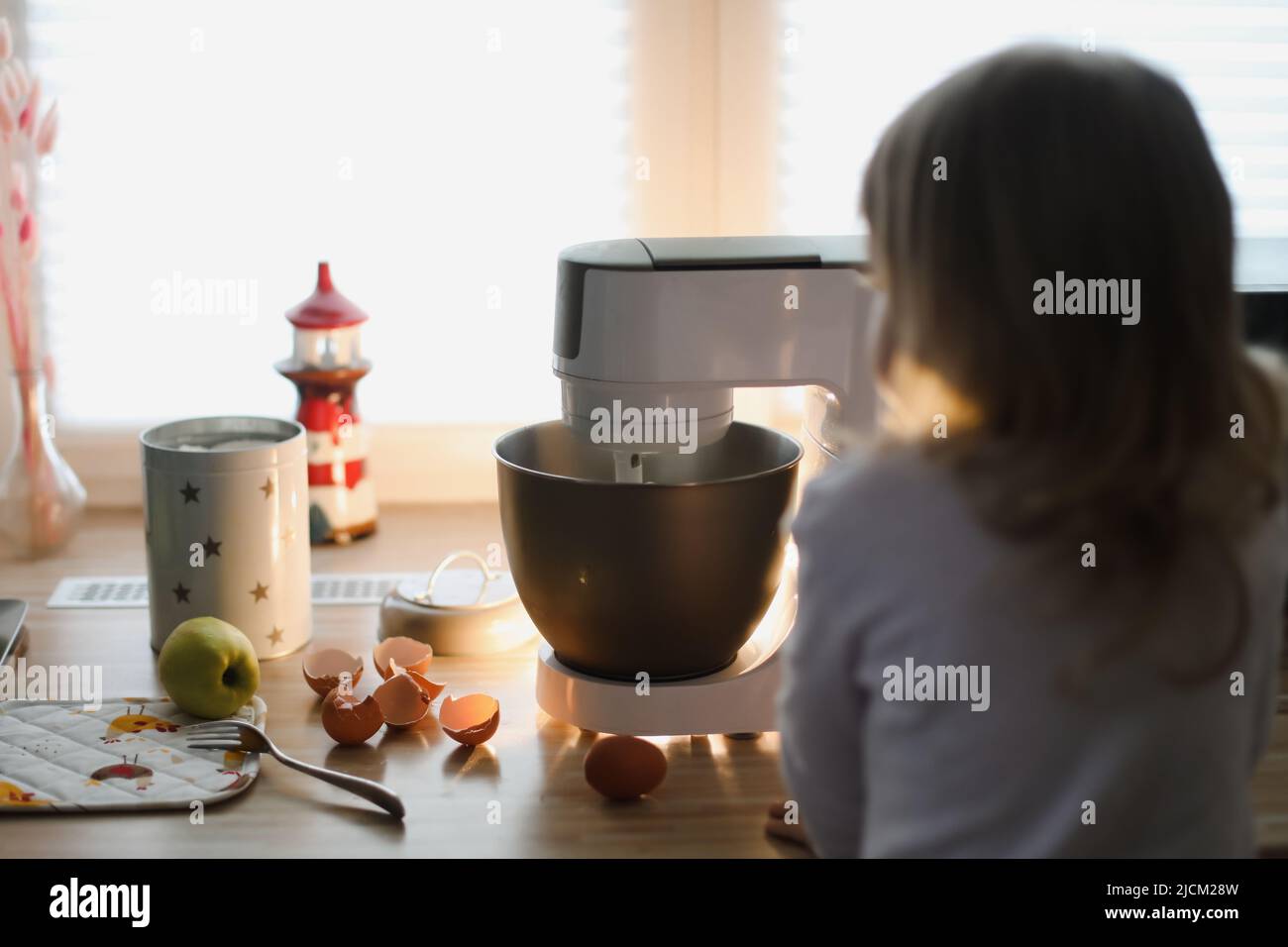 Little girl baking a pie hi-res stock photography and images - Alamy