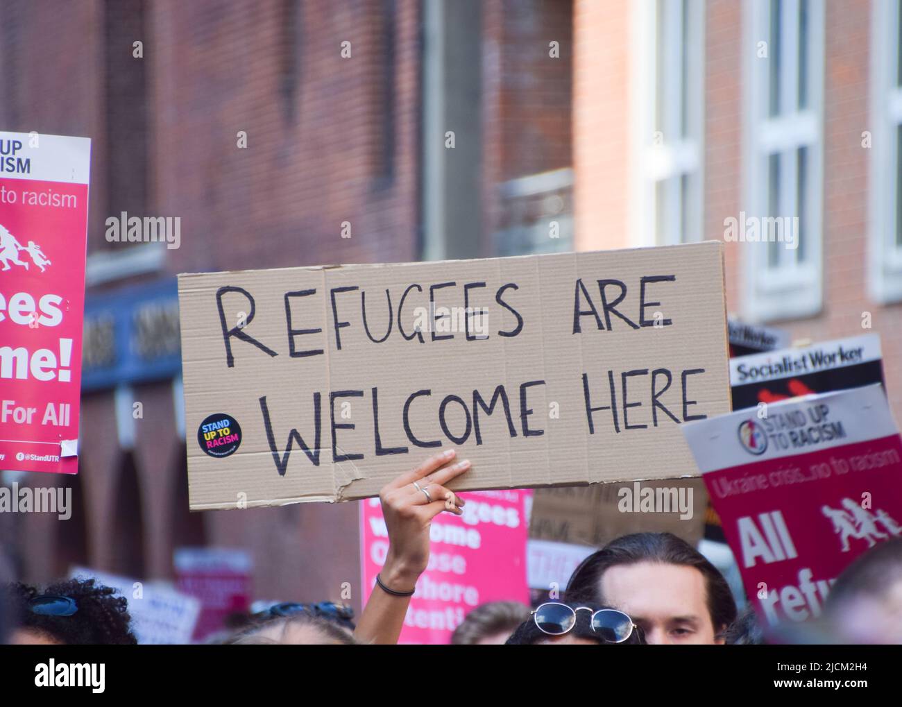 Refugees welcome cardboard sign hi-res stock photography and images - Alamy