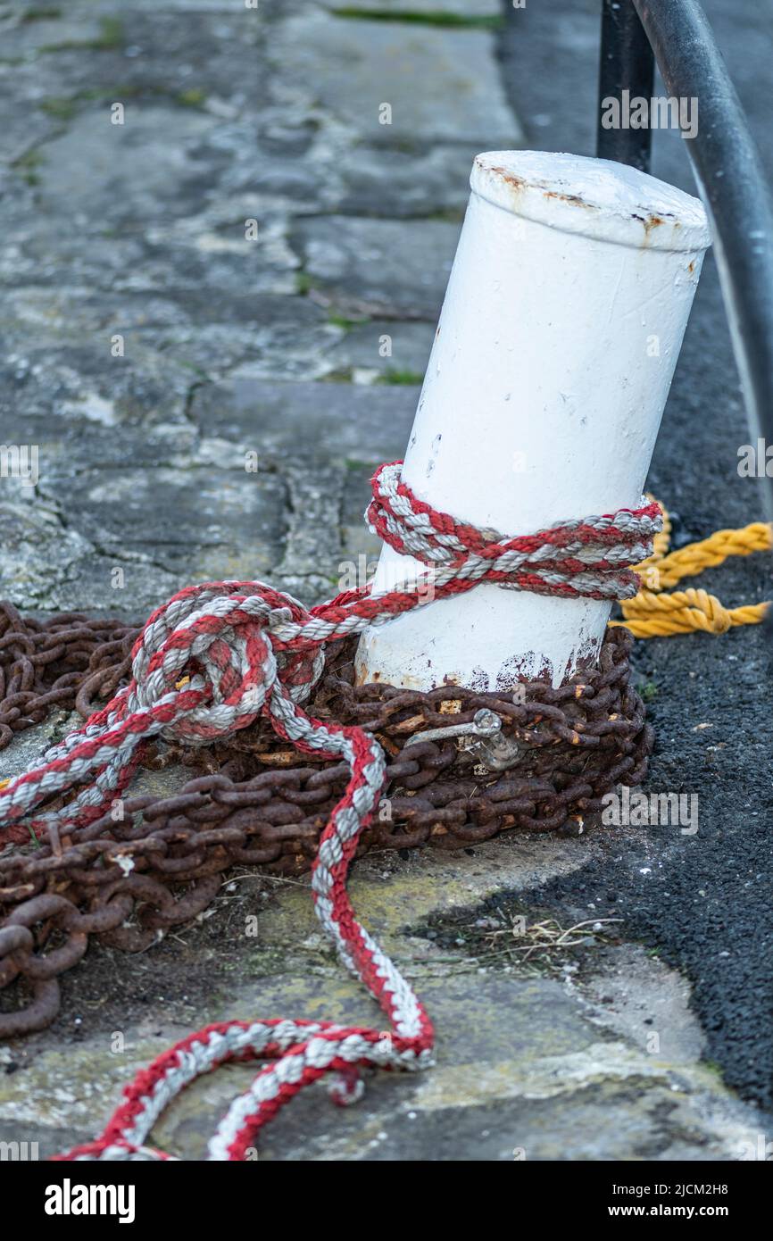 Rope holding chain hi-res stock photography and images - Alamy