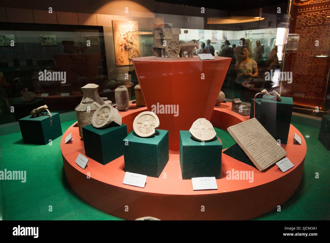 Chinese artefacts display in museum hi-res stock photography and images ...