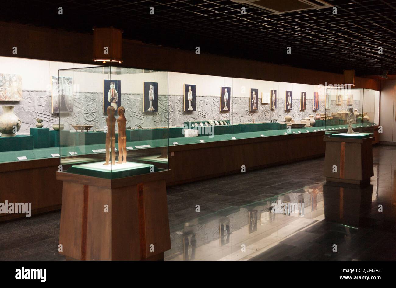 Chinese artefacts display in museum hi-res stock photography and images ...