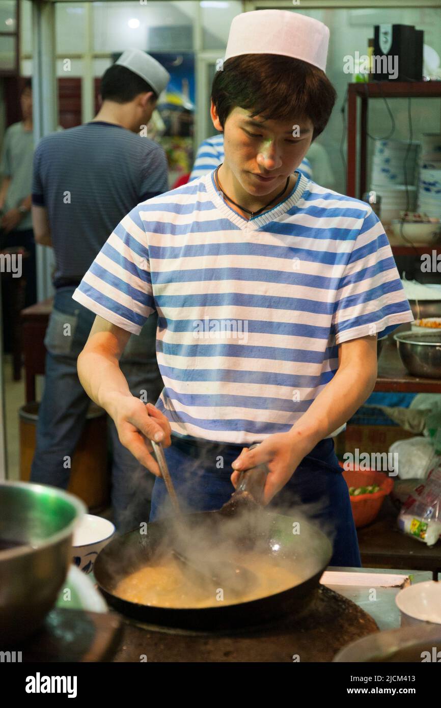 Chinese chef and wok hi-res stock photography and images - Alamy
