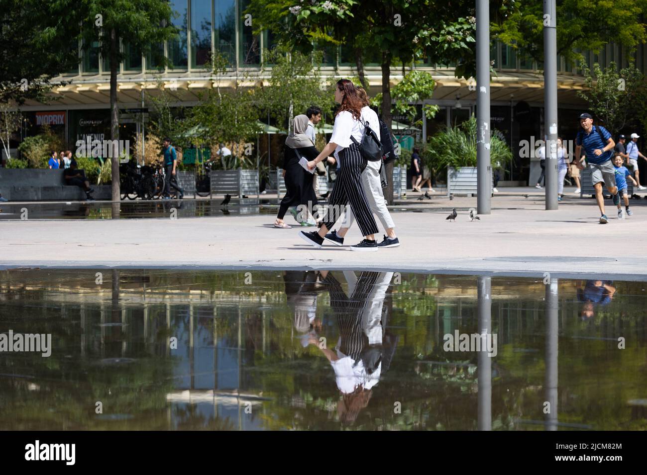 Paris, France, June 14, 2022. Illustration of heat wave (Canicule) in ...