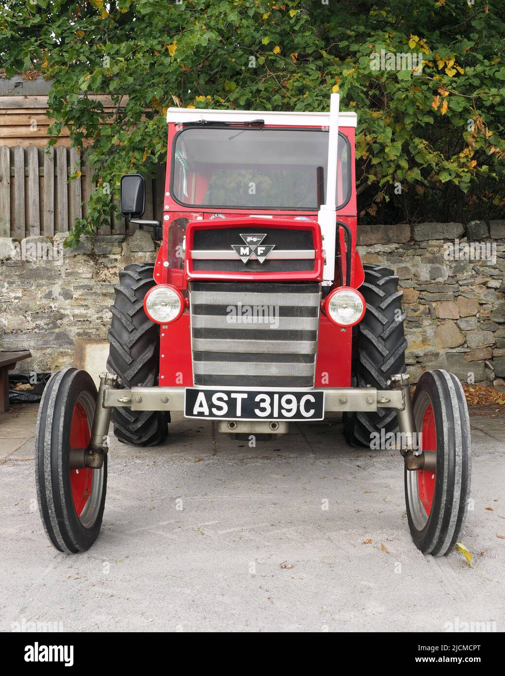 Massey ferguson 135 tractor hi-res stock photography and images - Alamy