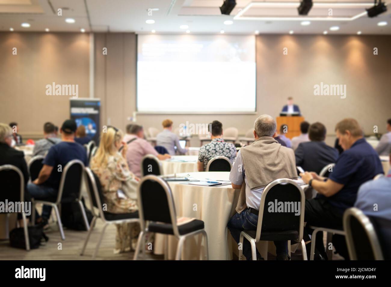 Business people meeting round table hi-res stock photography and images ...
