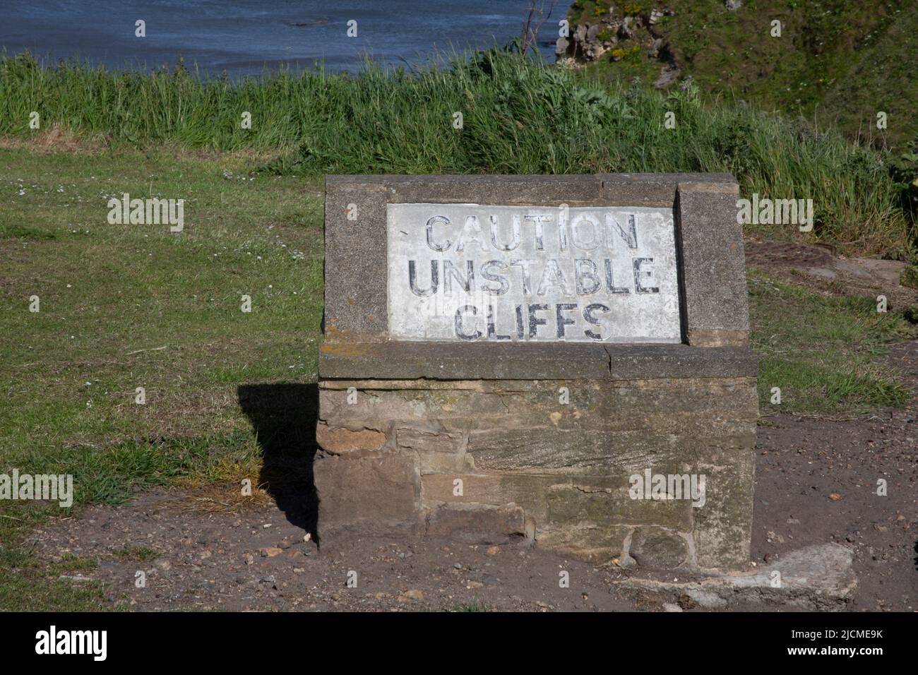 Unstable cliff edge warning sign hi-res stock photography and images ...