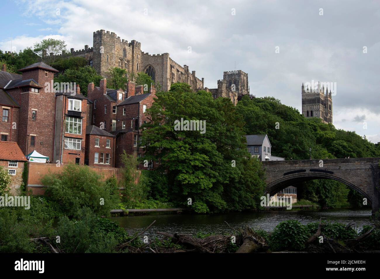 Durham cathedral and castle with the River Wear in the foreground and ...