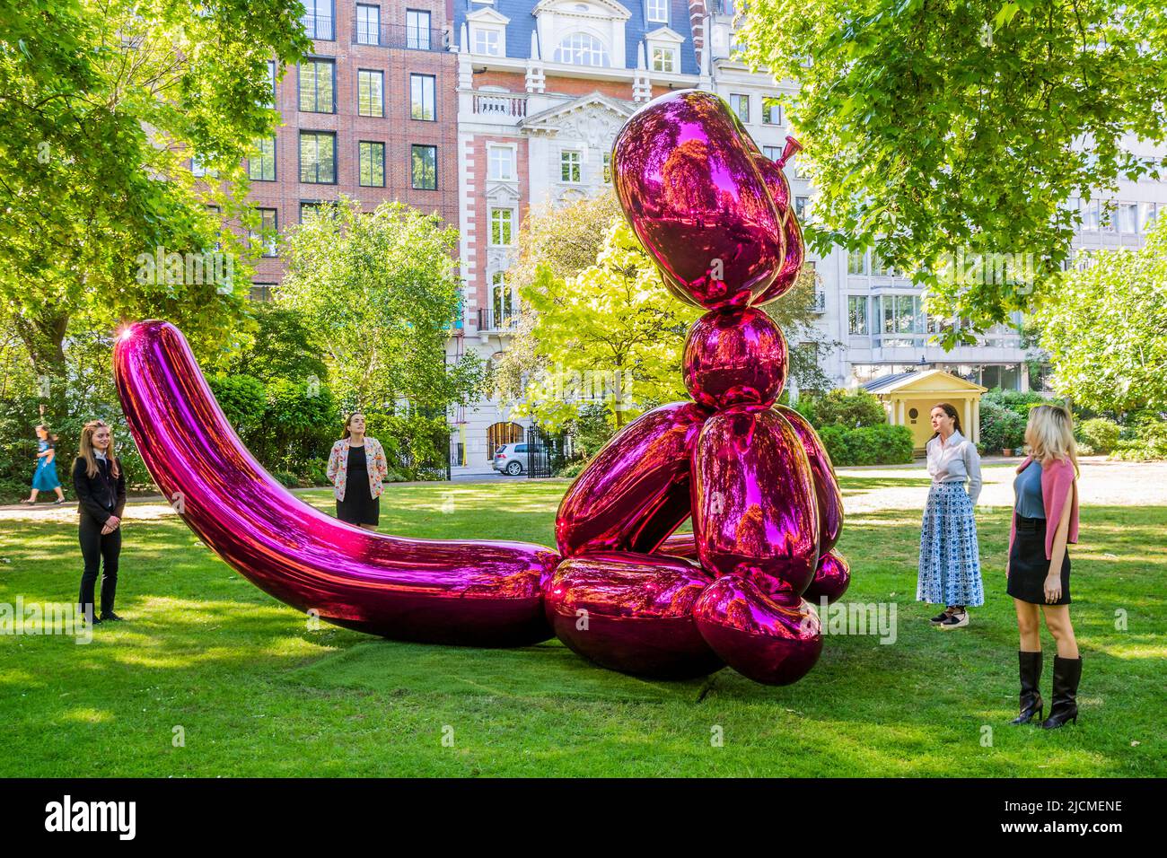 London, UK. 14th June, 2022. Jeff Koons' Balloon Monkey (Magenta), est ...