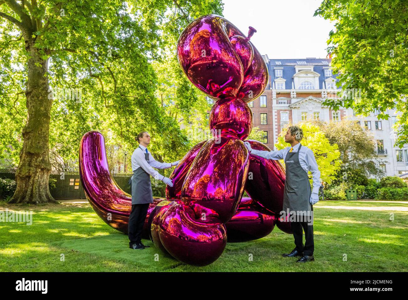 London, UK. 14th June, 2022. Jeff Koons' Balloon Monkey (Magenta), est ...