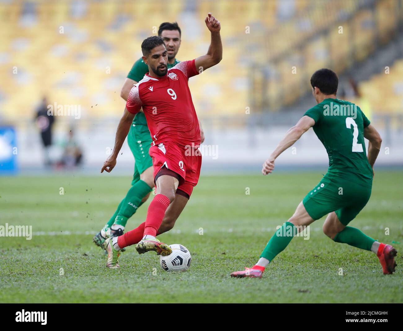 Abdulla Yusuf Helal (L) of Bahrain and Babajanov Zafar of Turkmenistan ...