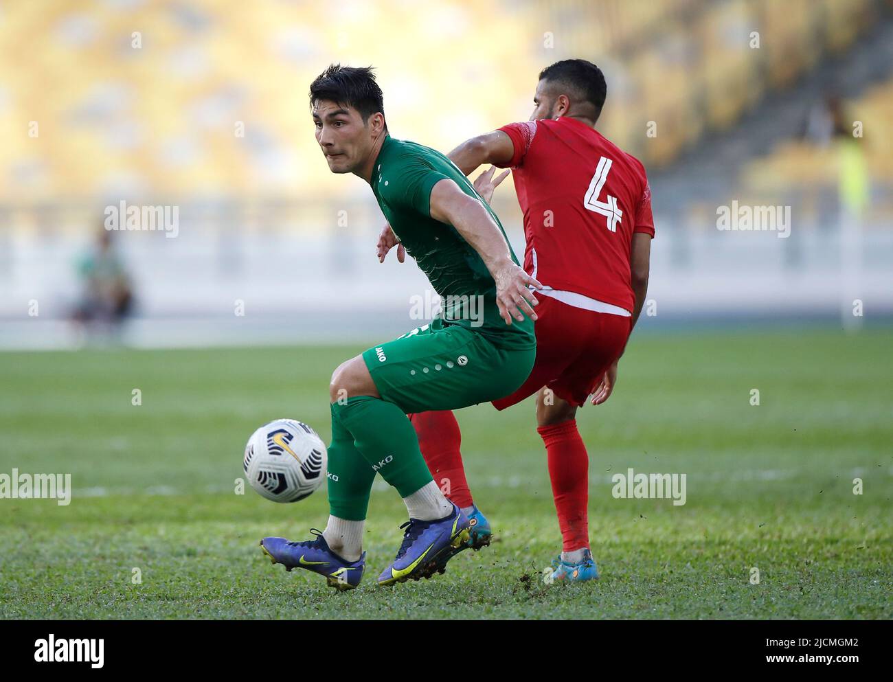Bashimov Abdy (L) of Turkmenistan and Sayed Dhiya Saeed of Bahrain in ...