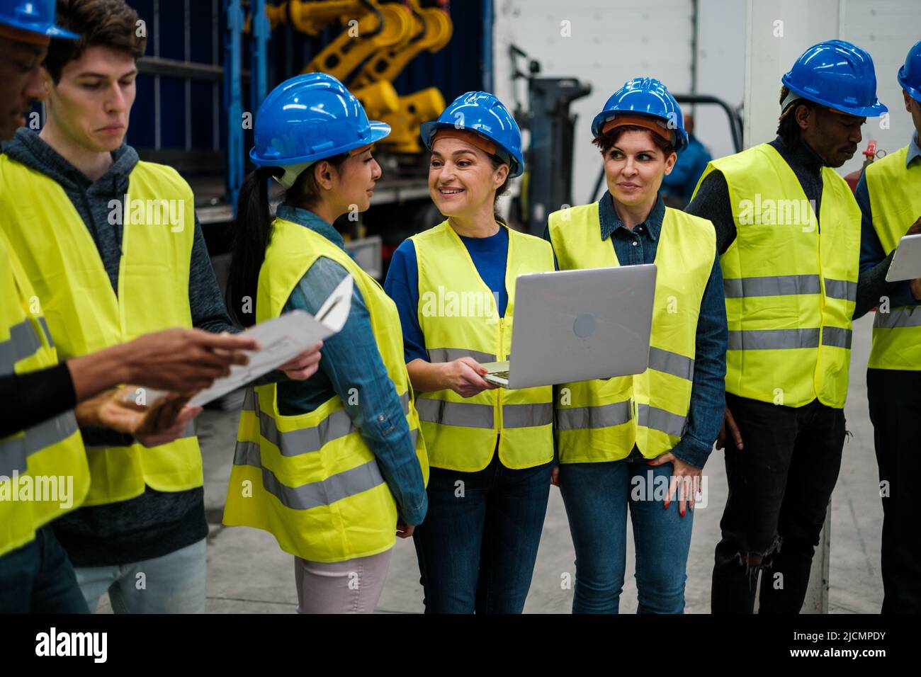 Engineers talking hi-res stock photography and images - Alamy