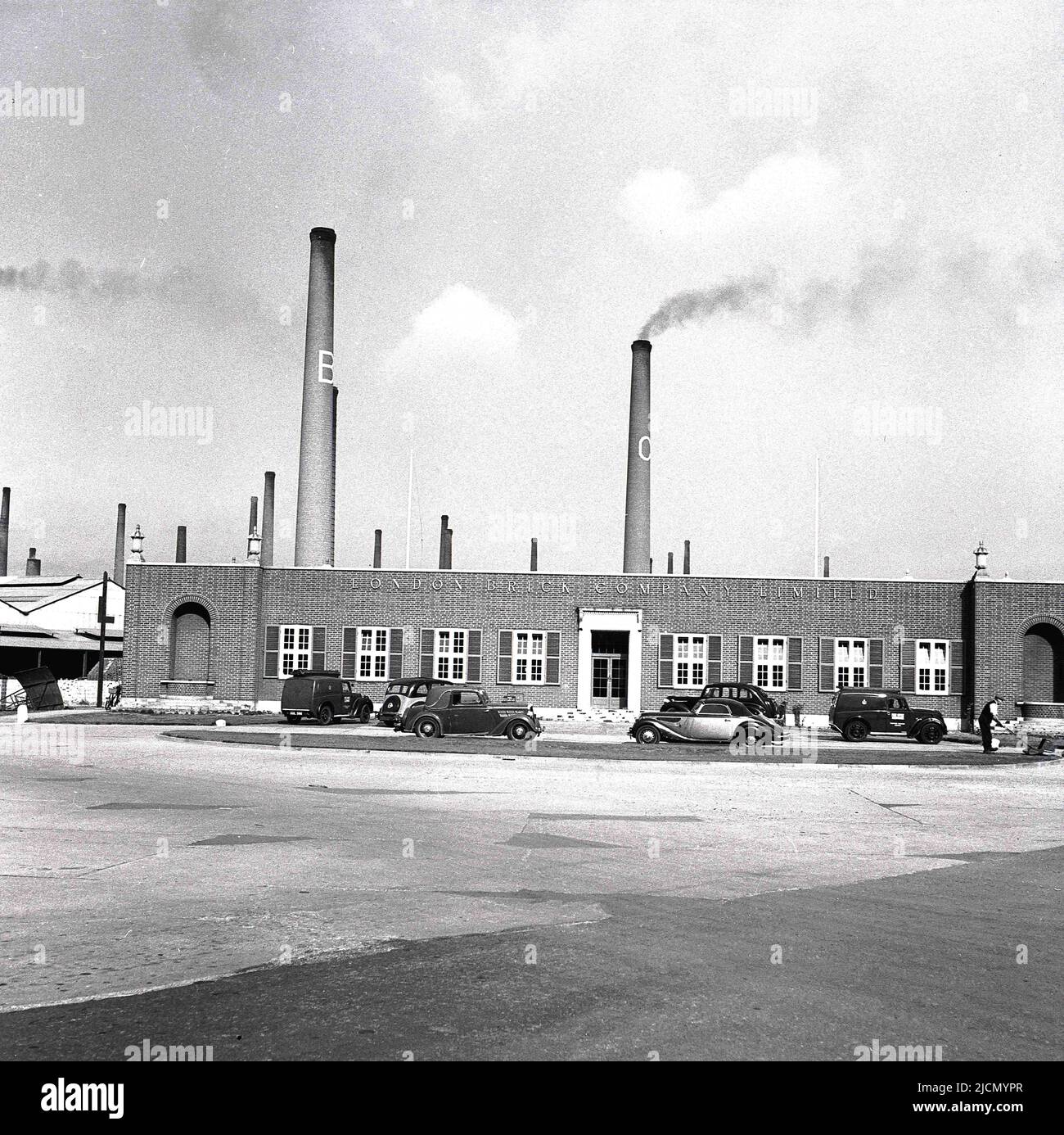 Factory chimneys 1950s smoke uk hi-res stock photography and images - Alamy