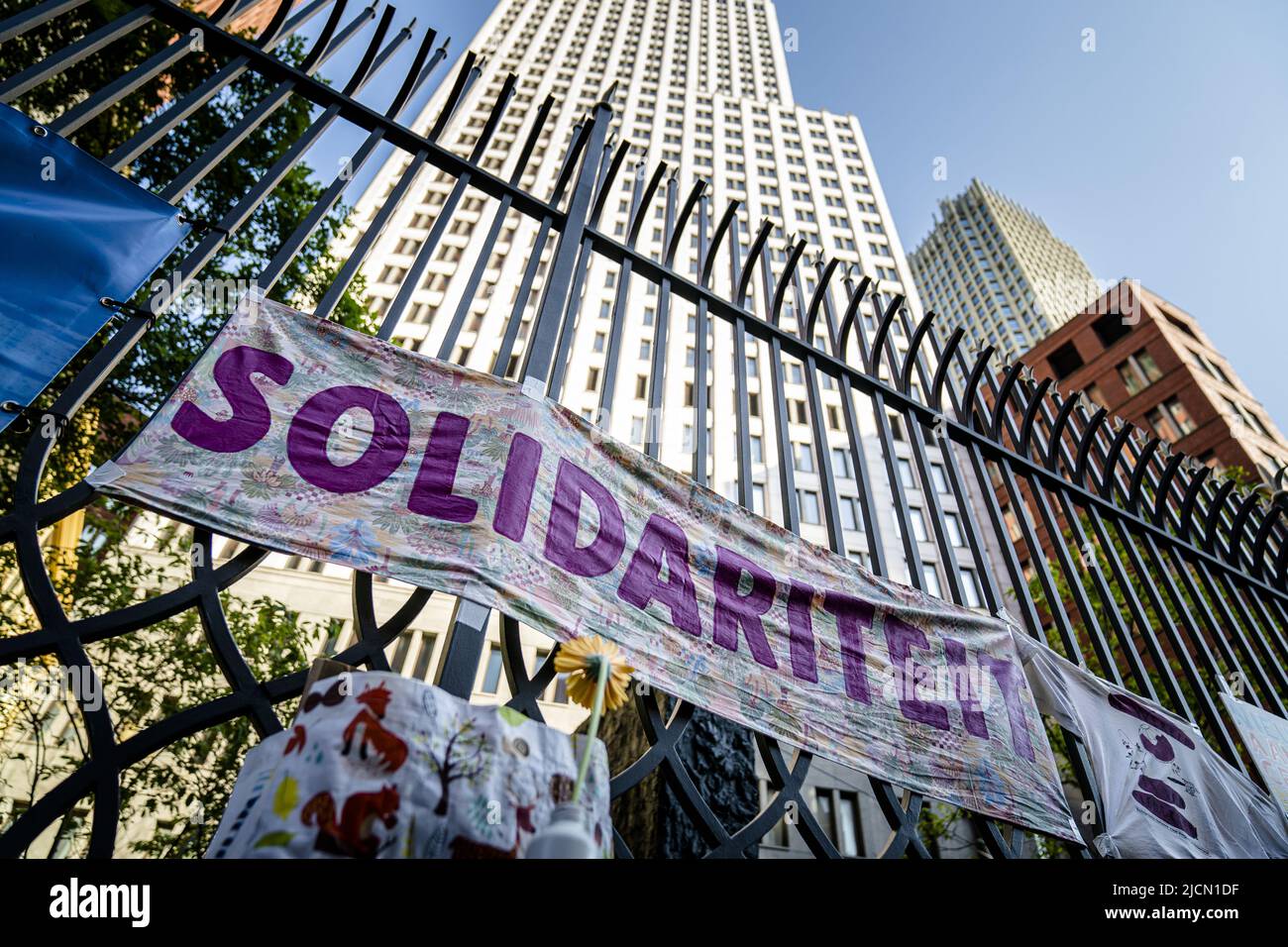 2022-06-14 19:04:12 THE HAGUE - Protesters on a folding chair during a ...
