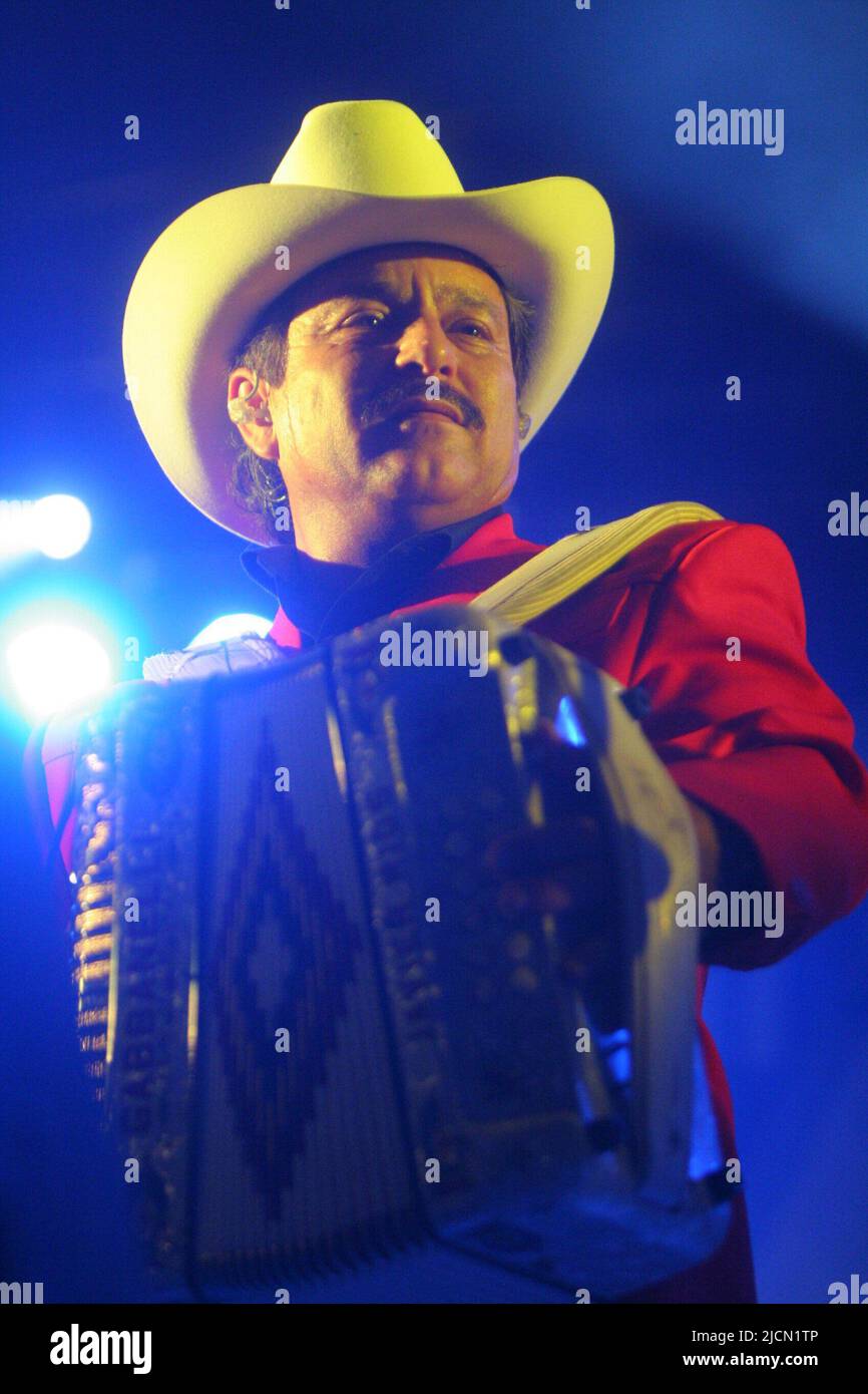 Los Invasores de Nuevo Leon en el Baile de La Kaliente 6 sep 2006 ...