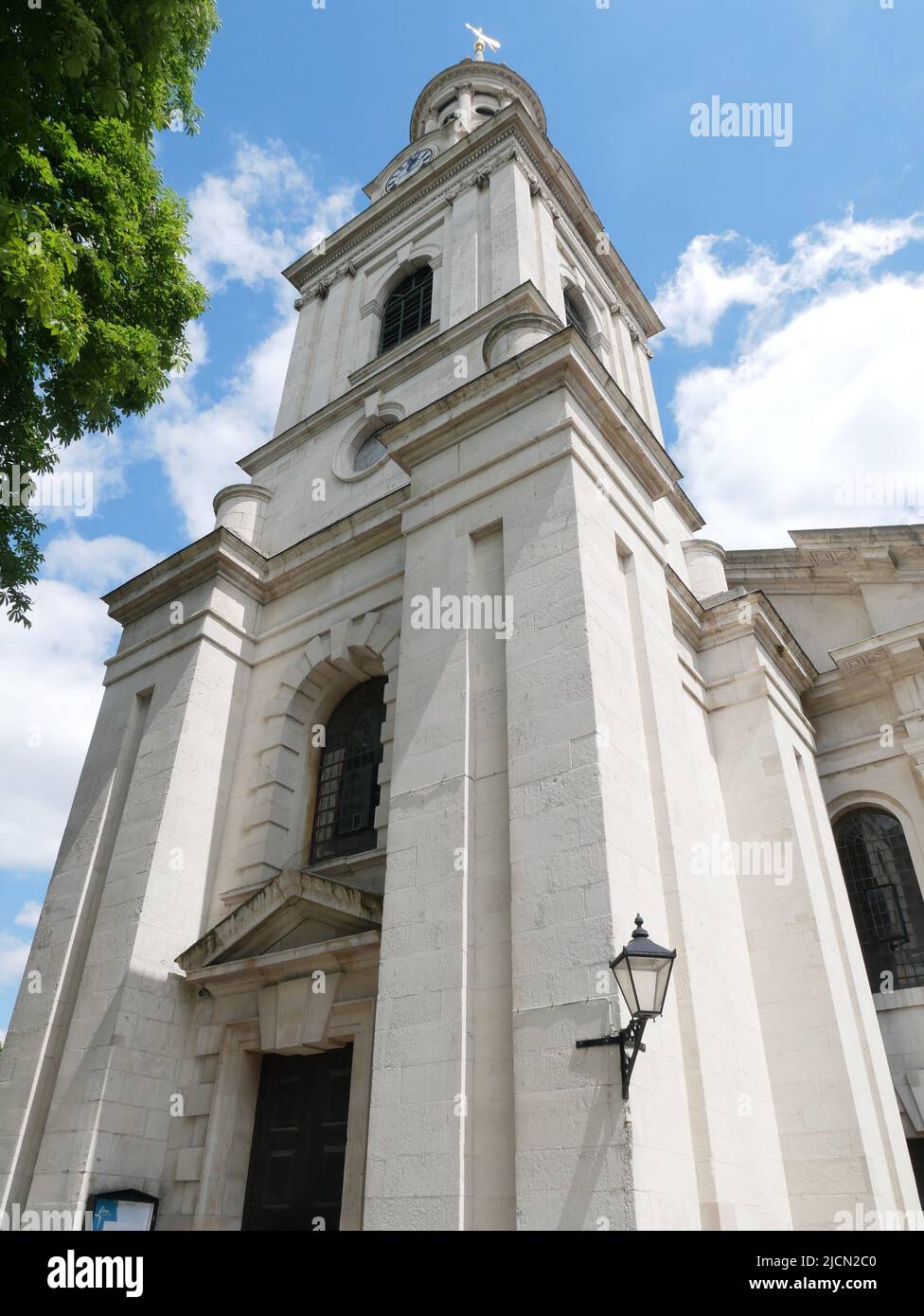 St alphage church london hi-res stock photography and images - Alamy