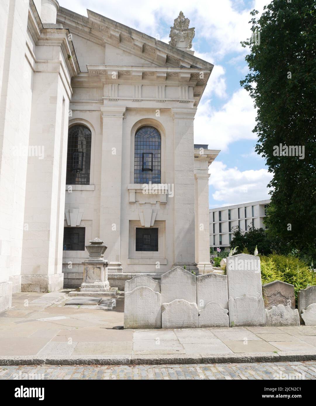 St alphage church london hi-res stock photography and images - Alamy