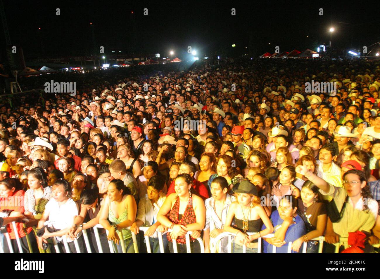 Laberinto en el Baile de La Kaliente 6 sep 2006. (© Photo By Luis ...