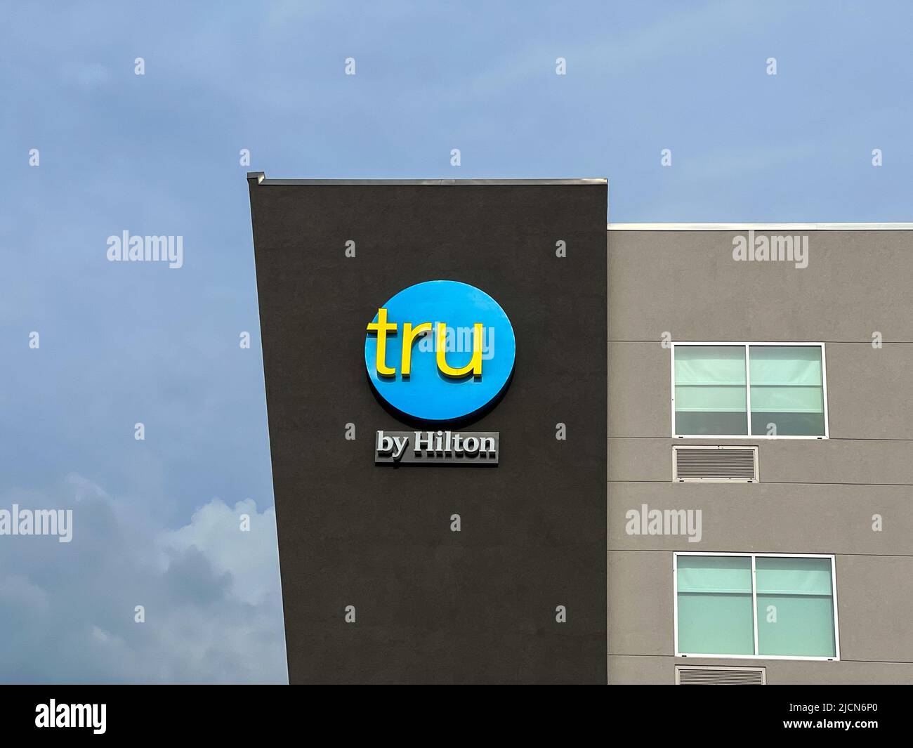 Tupelo, MS USA - May 5, 2022: The exterior of a Tru hotel by Hilton ...