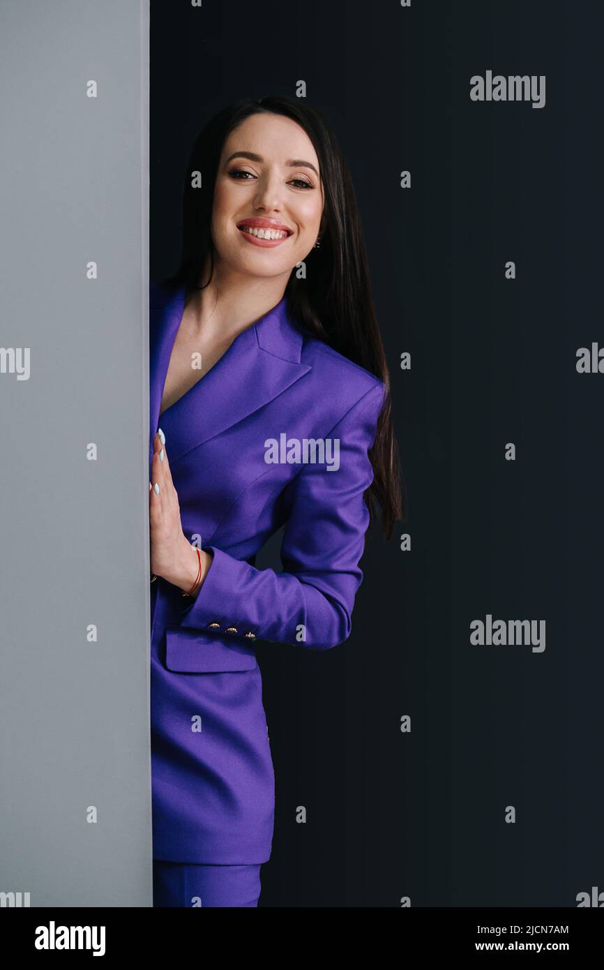 Woman looking around a corner hi-res stock photography and images - Alamy