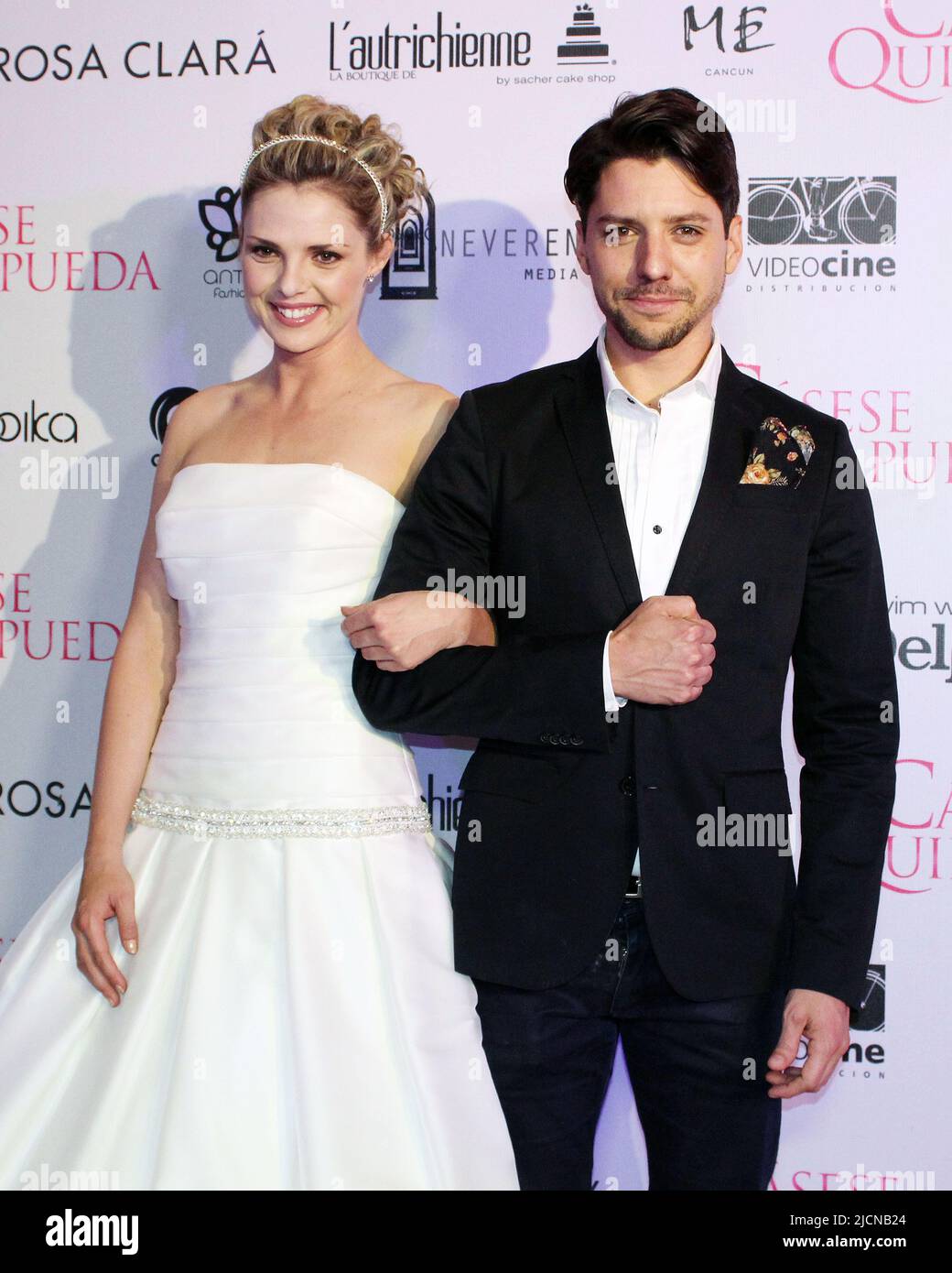 Mexico D.F., 12/02/2014, Alfombra de la pelicula Casese Quien Pueda en ...