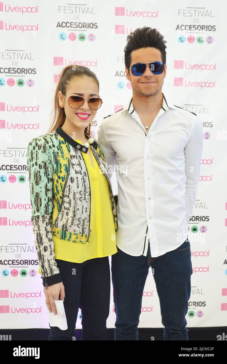 Danna Paola Y Eleazar Gomez