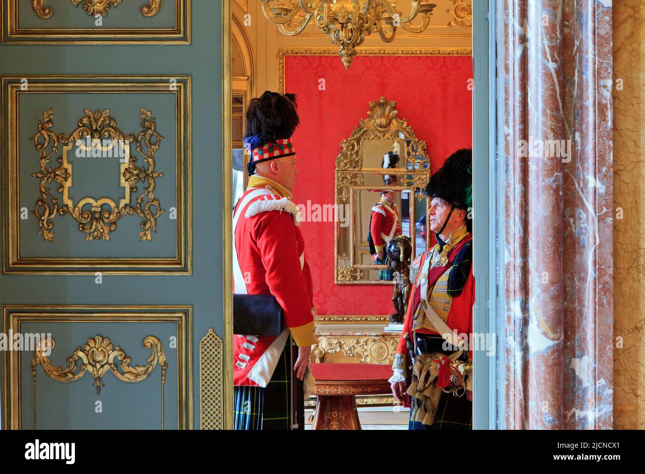 An officer and a soldier of the 92nd (Gordon Highlanders) Regiment of ...