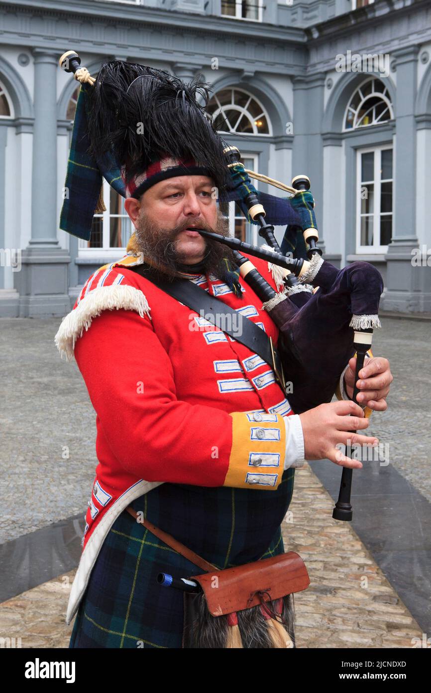 A piper of the 92nd (Gordon Highlanders) Regiment of Foot at the ...