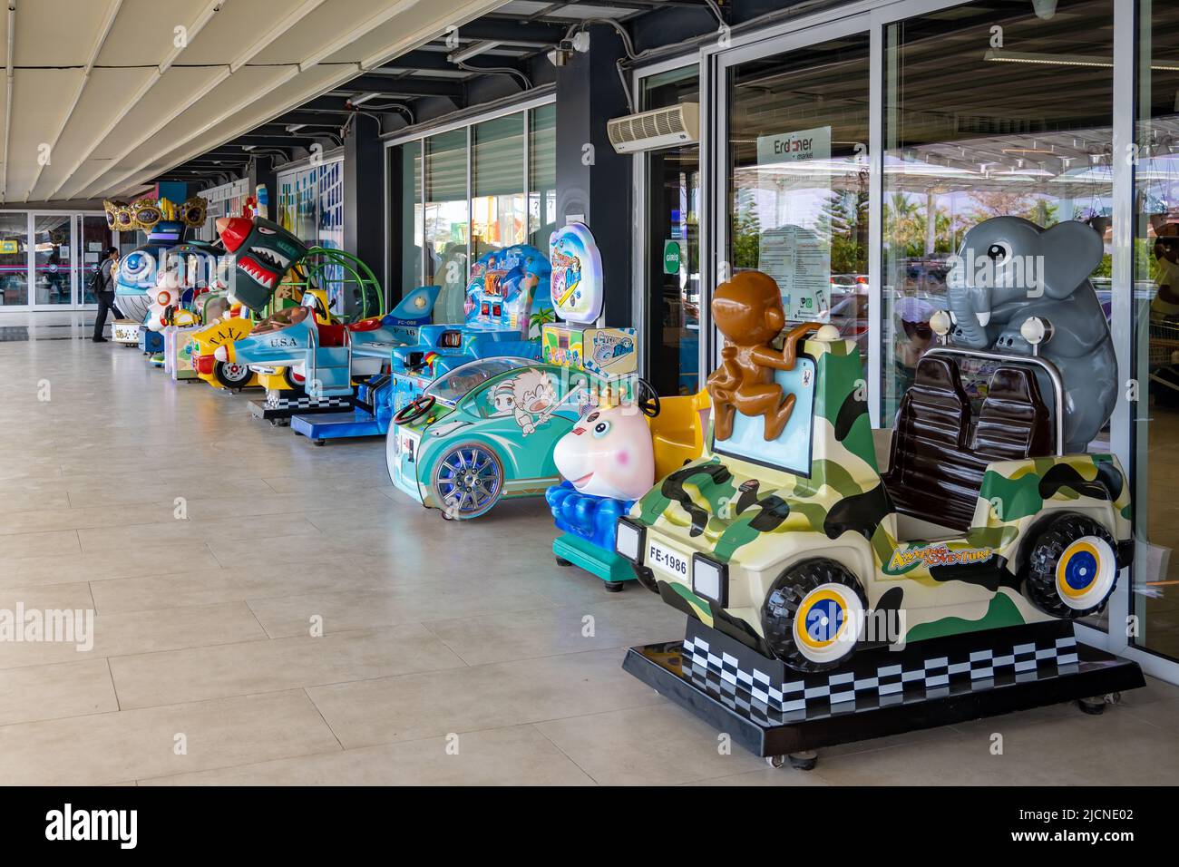 Kiddie rides hi-res stock photography and images - Alamy