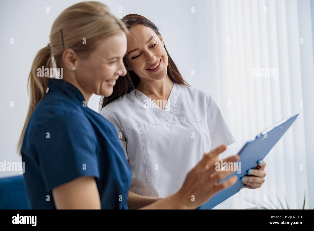 Doctor nurse solve work hi-res stock photography and images - Alamy