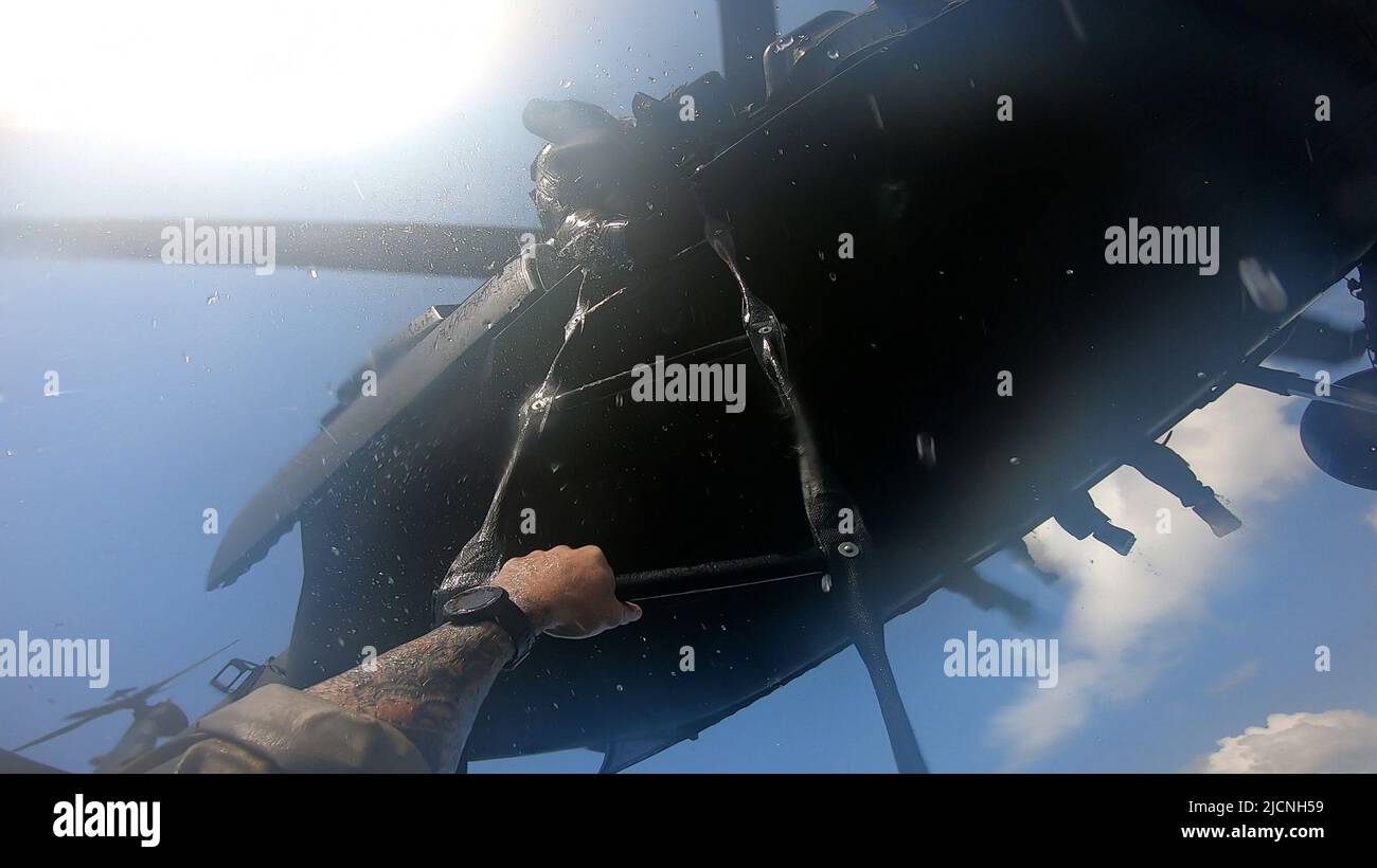 A Green Beret with 2nd Battalion, 10th Special Forces Group (Airborne ...