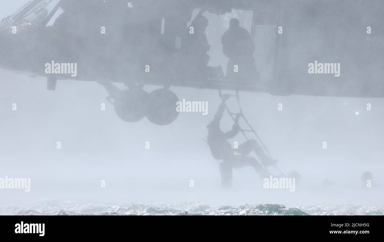 A Green Beret with 2nd Battalion, 10th Special Forces Group (Airborne ...