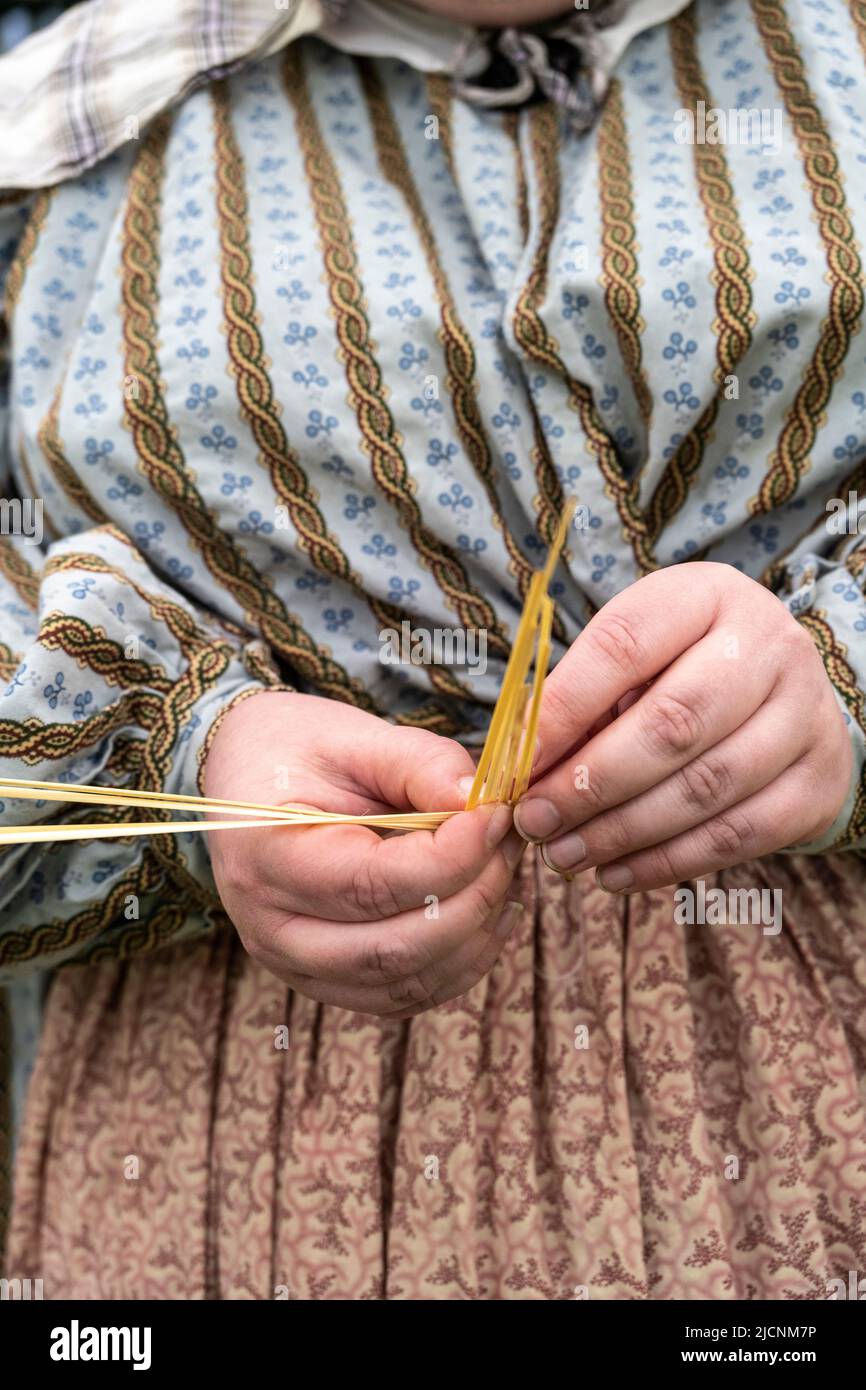 Straw platting hi-res stock photography and images - Alamy