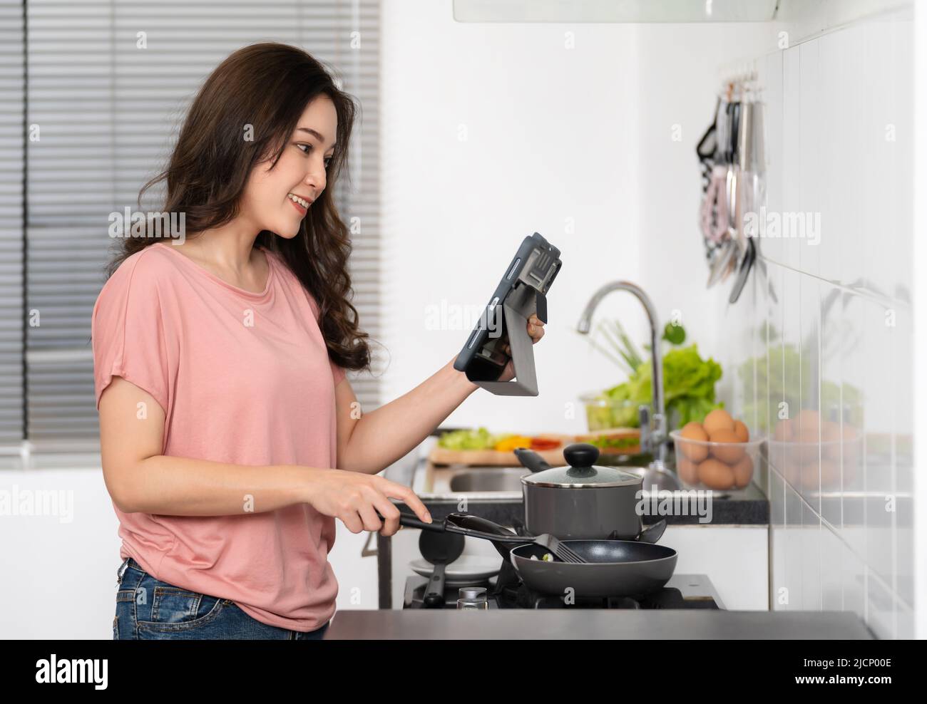 Asian food video hi-res stock photography and images - Alamy