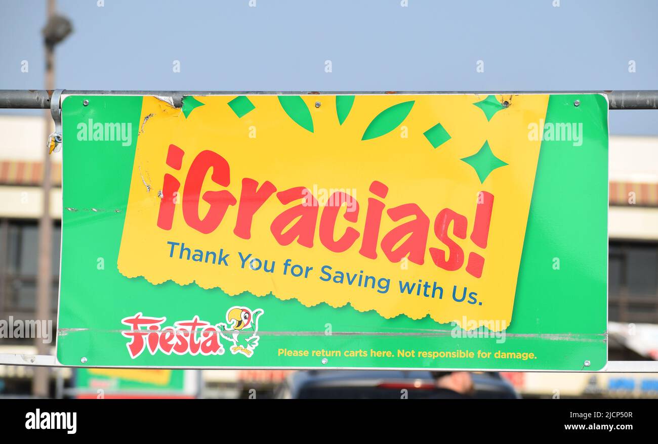 Shopping cart corral hi-res stock photography and images - Alamy