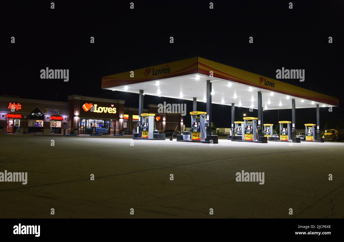 Late night at gas station hi-res stock photography and images - Alamy
