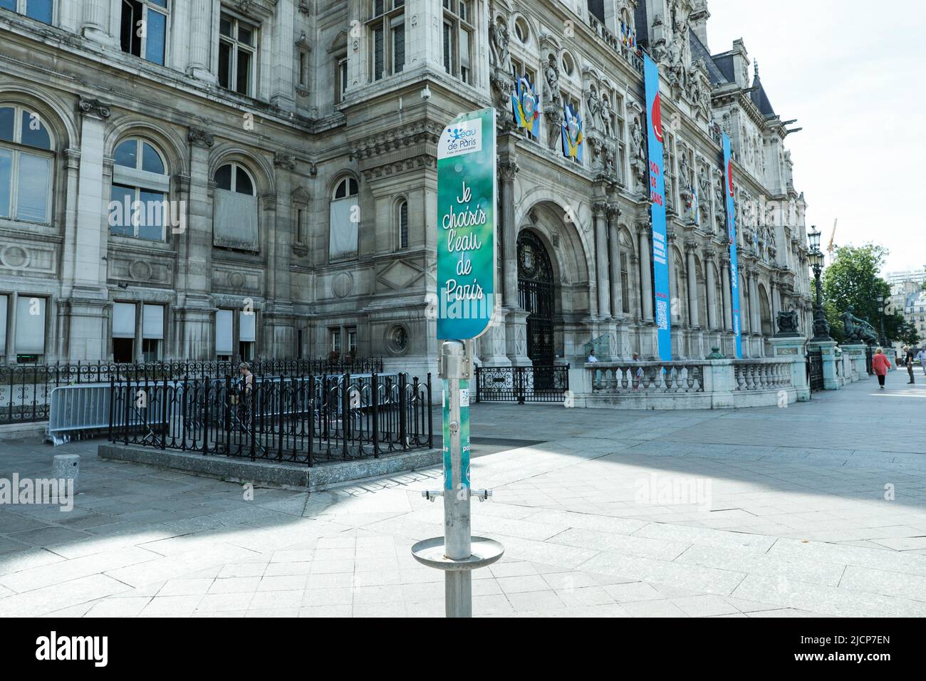 Illustration of Paris City Hall fountain. This Wednesday, June 15 will ...