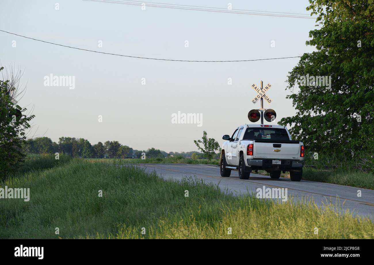 Pick up truck at railroad crossing hi-res stock photography and images ...