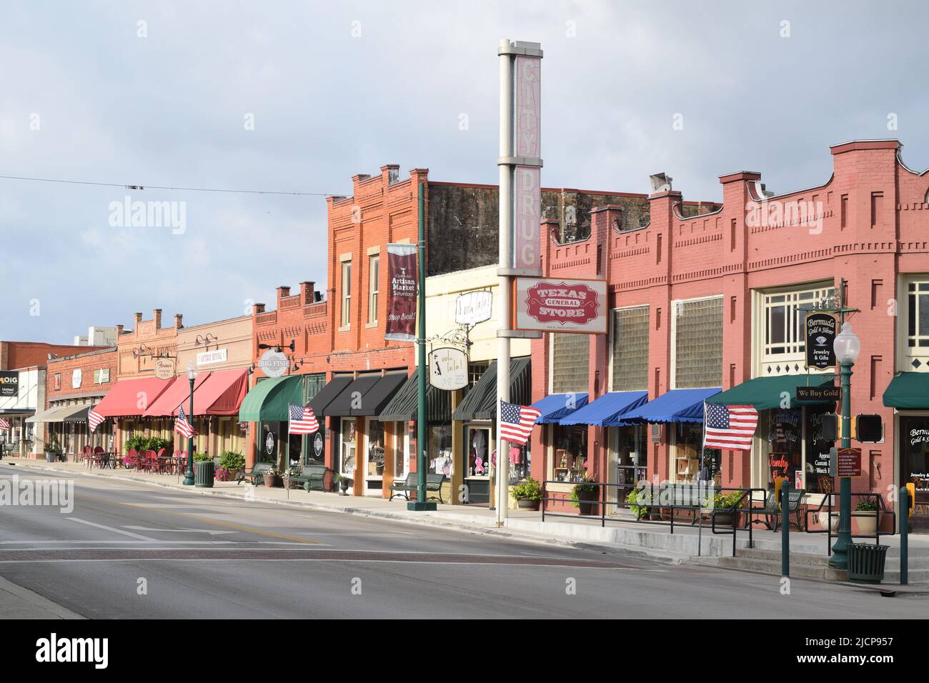 American flags adorn Main Street in historical downtown Grapevine ...