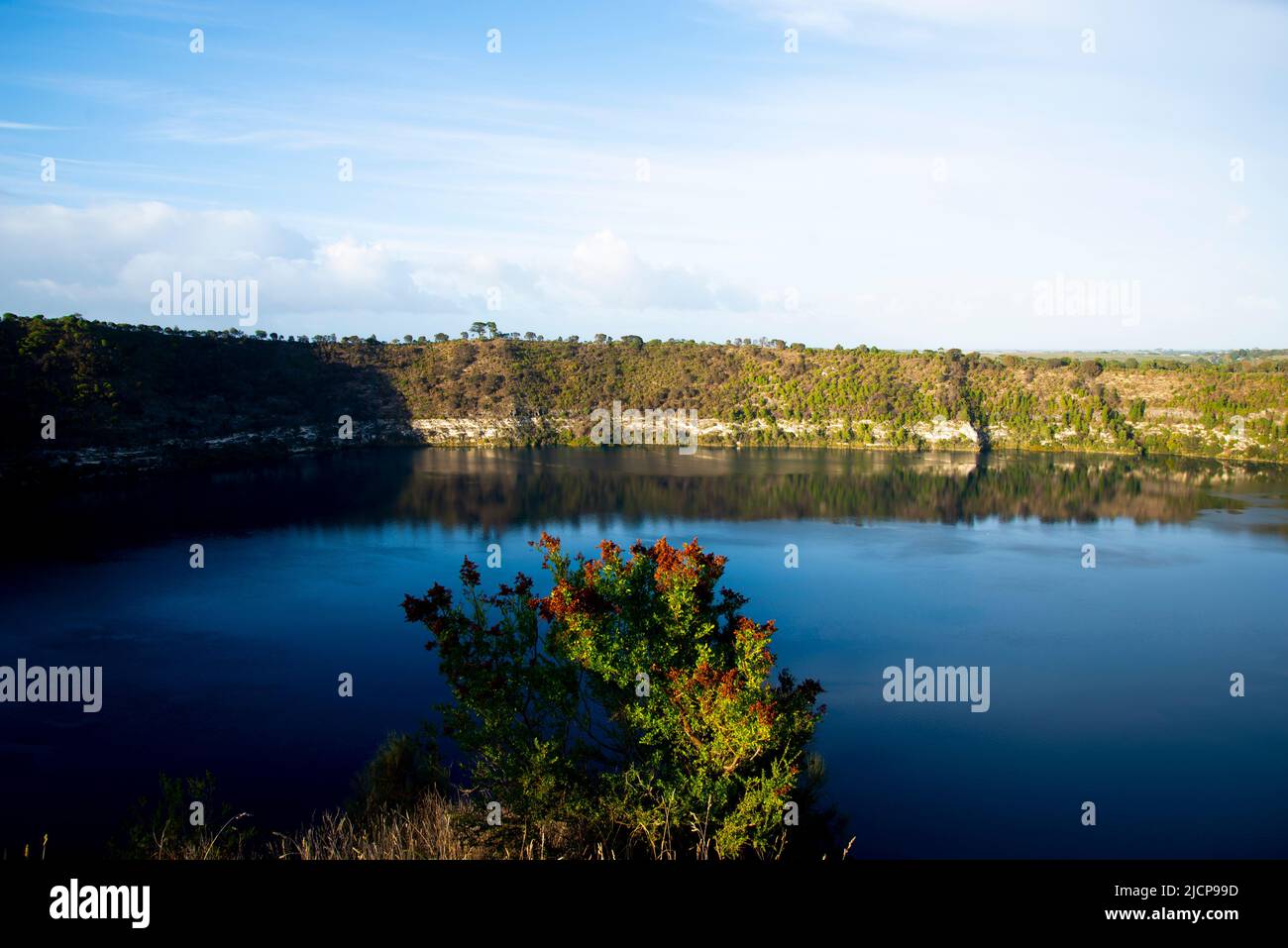 Blue lake australia hi-res stock photography and images - Alamy