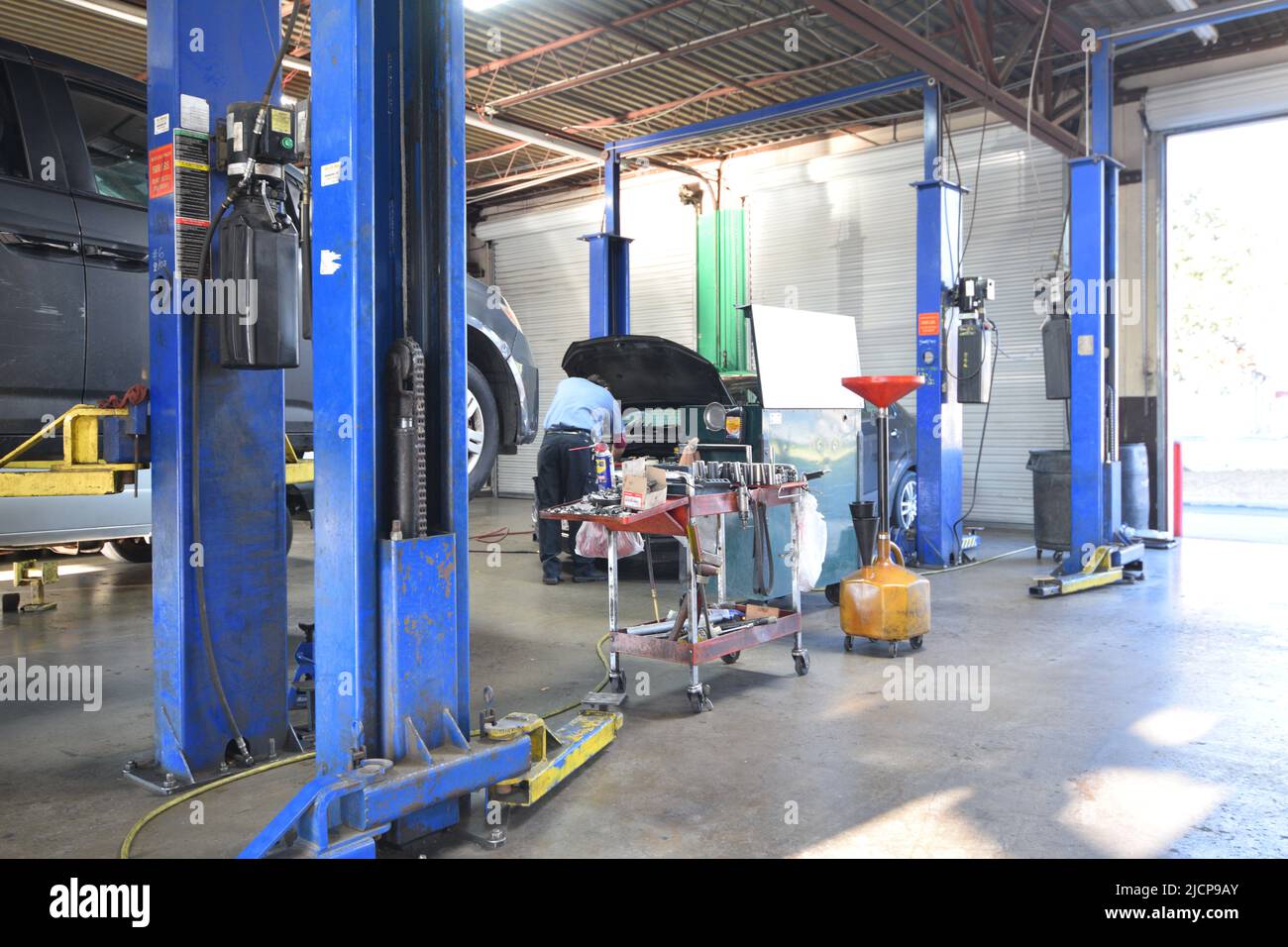 Auto repair shop interior hi-res stock photography and images - Alamy