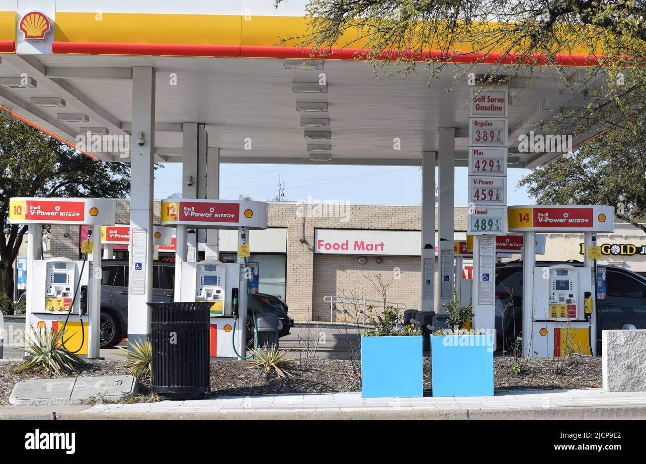 Shell gas pumps hi-res stock photography and images - Alamy