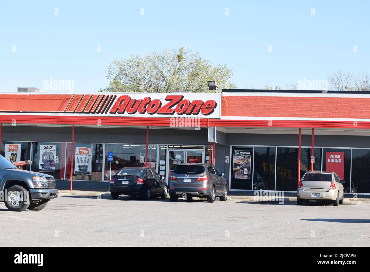 Cars parked outside an AutoZone auto parts store Stock Photo - Alamy