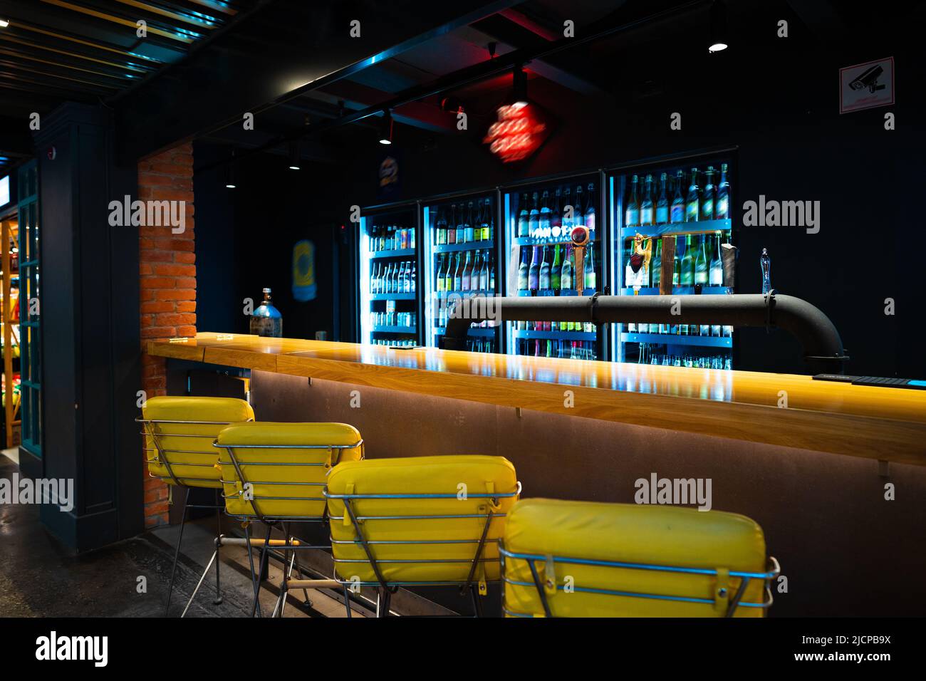 Classic bar counter interior with empty seats Stock Photo - Alamy