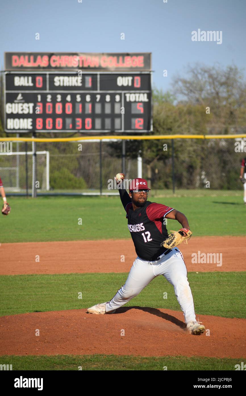 Black man pitching baseball hi-res stock photography and images - Alamy